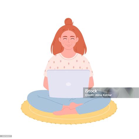 노트북을 들고 앉아 있는 여자 컴퓨터에서 일하는 여자 프리랜서 재택 근무 원격 근무 손으로 그린 벡터 일러스트 레이 션 빨간 머리에 대한 스톡 벡터 아트 및 기타 이미지