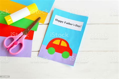 인사말 카드 아버지의 날입니다 해피 아버지의 날입니다 아이 공예 흰색 나무 배경 종이 시트가 위 접착제 0명에 대한 스톡 사진 및 기타 이미지 Istock