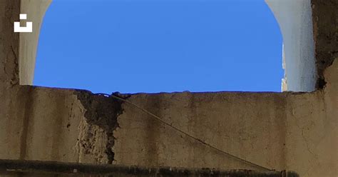 구멍이 있는 둥근 파란색 물체 사진 Unsplash의 무료 건축학 이미지