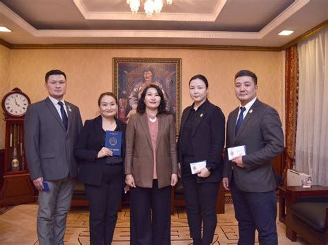 Улсын дээд шүүхийн албан хаагчдад шагнал гардууллаа Isee Mn