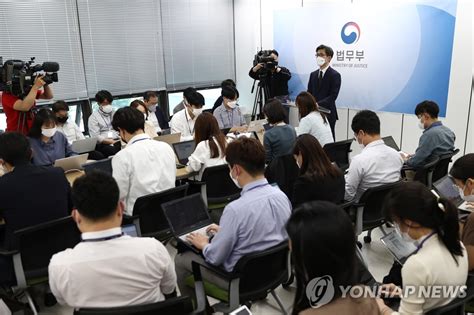 법무부 검찰고위간부 인사 발표하는 박철우 대변인 연합뉴스