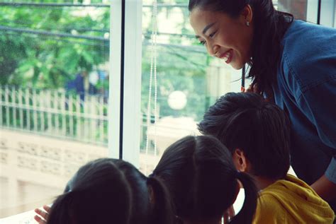교사는 휴일 주말에 세 자녀를 흰 종이에 그림을 가르치고 있다 배경 흐림 교사 교육 관련 직업에 대한 스톡 사진 및 기타 이미지 교사 교육 관련 직업 교습 교실