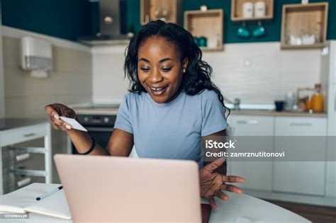 집에서 노트북을 사용하고 신용 카드를 들고 아프리카 계 미국인 여성 20 24세에 대한 스톡 사진 및 기타 이미지 20 24세 가계 가상현실 Istock