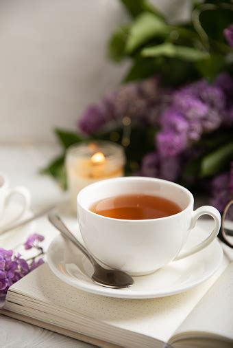 질감이 있는 회색 배경에 라일락 봄 꽃다발을 배경으로 한 녹차 한 잔 책과 촛불이 있는 낭만적인 구성 봄 차 음료 복사할 장소 0명에 대한 스톡 사진 및 기타 이미지