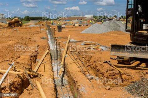 건설 현장 전체에 강철 막대와 철근 와이어가 콘크리트 기초를 강화하기 위해 트렌치에 배치되었습니다 Charitable Foundation에 대한 스톡 사진 및 기타 이미지