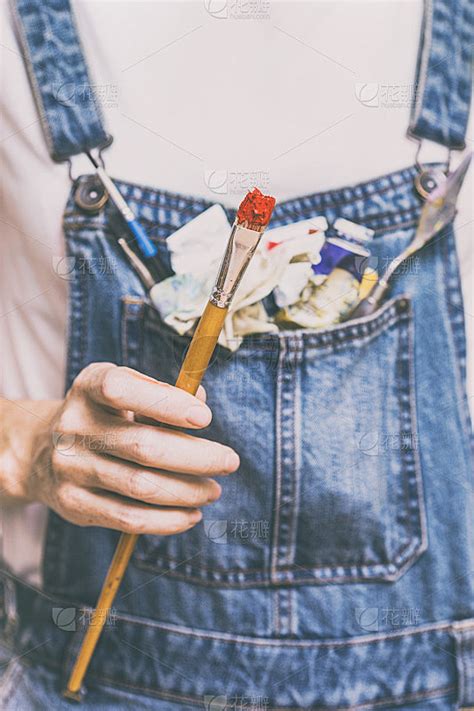 女孩画家拿着画笔