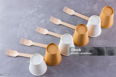 폐기물 제로 일회용 식기 회색 배경에 대나무나무와 종이로 만든 친환경 일회용 기구 종이 컵 패스트 푸드 용기 및 대나무 나무 칼