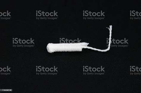 여성 위생 용품 검은 배경에 탐폰 및 개스킷 닫습니다 여자의 손입니다 텍스트를 배치 합니다 0명에 대한 스톡 사진 및 기타 이미지 Istock