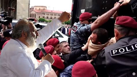 ՈՒՂԻՂ Բագրատ Սրբազանը Սուրբ Աննա եկեղեցու բակում ամփոփում է օրը Youtube