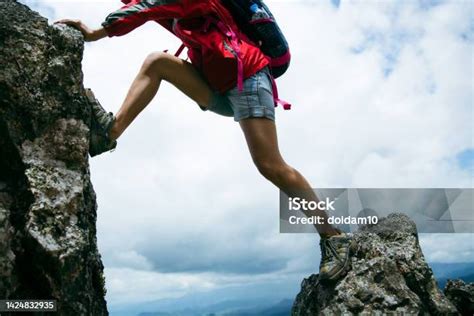 탑 락에 서있는 여성 하이킹을하는 젊은 사람 여름에 햇빛에 아름다운 산 계곡을 바라 보는 배낭 여자 스포츠 소녀가있는 풍경 높은 언덕 숲 하늘 여행 및 관광 건강한 생활