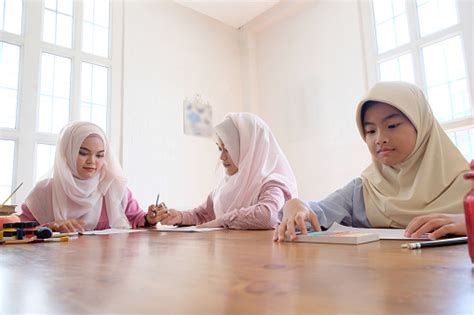 성인 무슬림 여성 가정 이슬람 교육 개념에 두 명의 자식 여자 배우 예술 교육 가족에 대한 스톡 사진 및 기타 이미지 가족