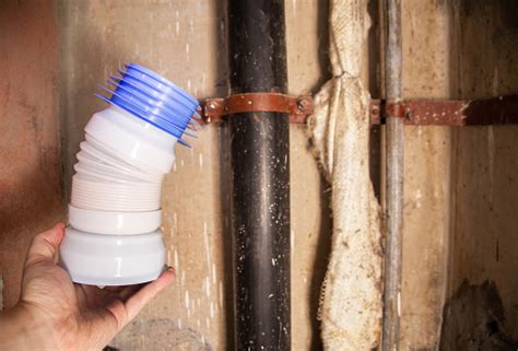 화장실에 화장실을 연결하기위한 골판지 파이프 배관 공사의 세부 사항 클로즈업 가정 생활에 대한 스톡 사진 및 기타 이미지 가정 생활 개선 건설 산업 Istock