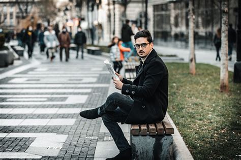 도시의 벤치에 앉아있는 동안 금융 신문을 읽는 젊은 사업가의 측면 보기 25 29세에 대한 스톡 사진 및 기타 이미지 25 29세 거리 경제 Istock