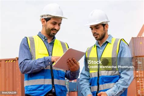 안전 헬멧과 유니폼을 입은 두 명의 전문 엔지니어가 컨테이너 운송 회사에서 함께 컨설팅 협업 개념 2명에 대한 스톡 사진 및 기타 이미지 Istock