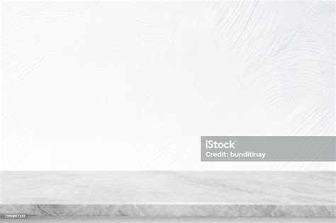 빈 흰색 돌 대리석 테이블 상단과 정원 배경에 흐릿한 흰색 벽 디스플레이 또는 몽타주 제품에 사용할 수 있습니다 0명에 대한 스톡 사진 및 기타 이미지 Istock