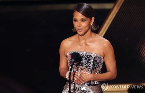 오스카 무대서 강제 키스 22년만에…보복 키스로 갚아준 그녀