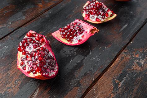 오래된 어두운 나무 테이블 측면 보기 위에 석류의 유기 컷 0명에 대한 스톡 사진 및 기타 이미지 0명 과일 날것