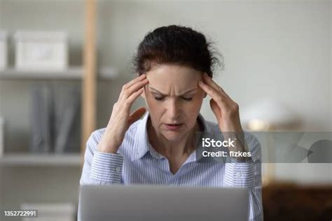 두통으로 고통받는 건강에 해로운 노인 사업가 50 54세에 대한 스톡 사진 및 기타 이미지 50 54세 50 59세 60 69세 Istock