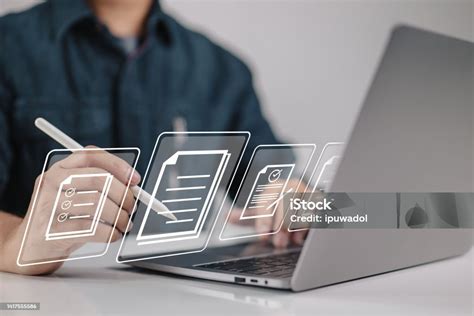 종이없는 직장 문서 관리 및 전자 서명을위한 아이디어 가상 노트북의 화면에 표시되는 전자 문서는 스타일러스 펜을 사용하여 사업가가 서명합니다 경영자에 대한 스톡 사진 및
