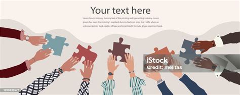 다문화 남성과 여성 동료 그룹 간의 협력 및 협력 은유 테이블 주위의 팔과 손이 퍼즐 조각을 결합하고 조립합니다 배너 복사 공간