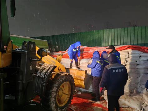雨雪来袭，郑州城管近3万人连夜除雪 大河新闻