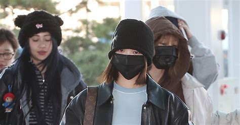 김채원 꽁꽁싸맨 공항 패션