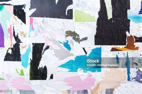 오래된 찢어진 벗겨낸 포스터 텍스처 배경이있는 더러운 거리 광고판 0명에 대한 스톡 사진 및 기타 이미지 0명 간판 거리