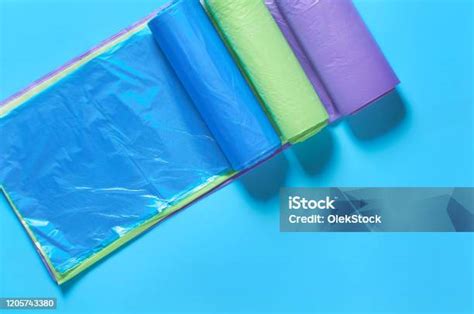 파란색 배경에 일회용 비닐 쓰레기 봉투의 롤의 행 공간을 복사합니다 맨 위 보기 비닐 봉지에 대한 스톡 사진 및 기타 이미지 비닐 봉지 새로운 가방 Istock