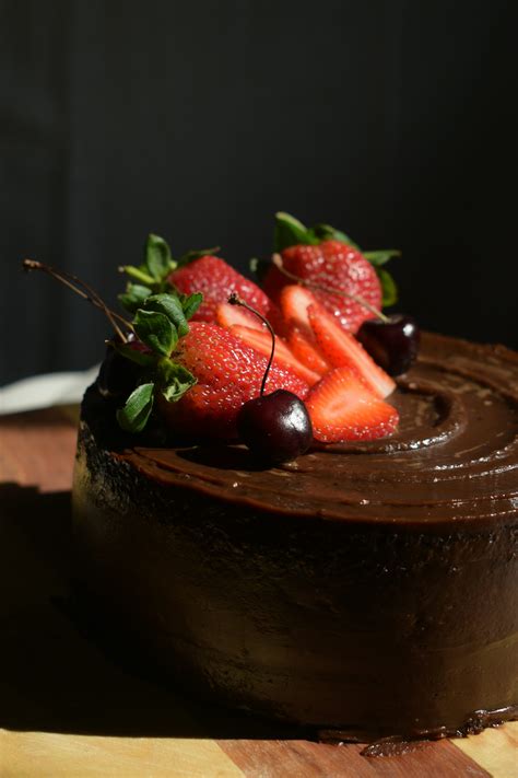그 위에 딸기를 얹은 초콜릿 케이크 사진 Unsplash의 무료 풀 Hd 월페이퍼 이미지