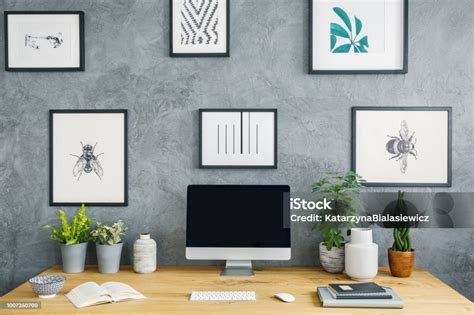 포스터와 함께 회색 작업 영역 내부에서 식물 나무 책상에 컴퓨터 데스크톱 실제 사진 가구에 대한 스톡 사진 및 기타 이미지 가구 가정 생활 가정의 방 Istock