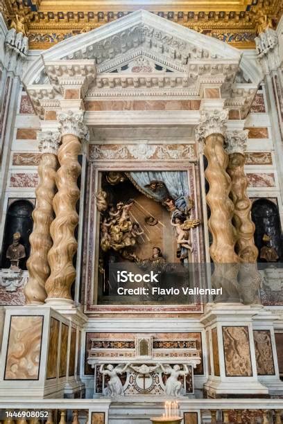 제노바의 바실리카 델라 산티시마 안눈치아타 델 바스타토에 있는 예배당 17세기로 거슬러 올라가는 바로크 양식의 교회 0명에 대한
