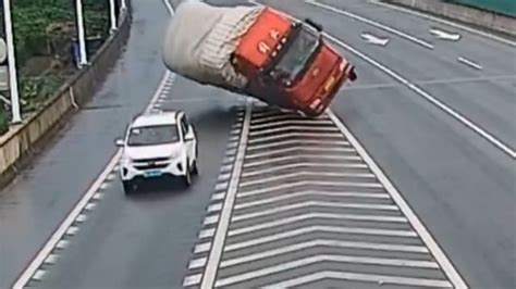 小车错过高速出口强行变道逼翻大货车，司机：感觉它离我挺远的凤凰网视频凤凰网