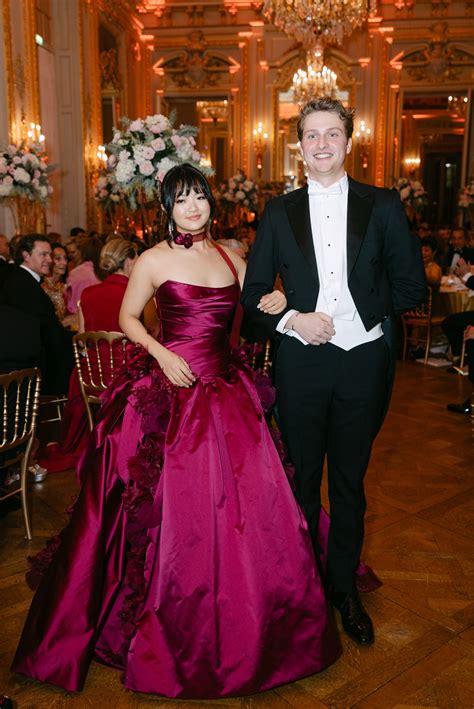 Bal Des Débutantes Alice Wang était élégante Avec Son Cavalier Le