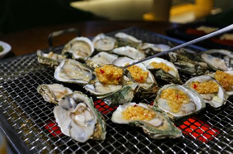 2021蚝英雄自助烤蚝 高新店 美食餐厅 员已经将生蚝洗干净并剥开 去哪儿攻略