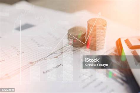 계산기 및 동전 돈 비즈니스 그래프 및 차트 보고서 Tabble 금융 기획의 책상에 계산기에 금융 개념입니다 가격에 대한 스톡