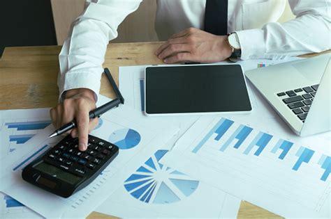 닫기 올라 아시아의 사업 여자 계산기를 사용 하 여 숫자를 계산 합니다 비즈니스 재정 및 회계 개념 뺄셈에 대한 스톡 사진 및 기타 이미지 Istock