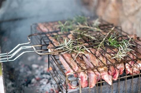양갈비는 불을 피우고 가까이서 익혀 서 있다 양고기 갈비 구이 바베큐 바베큐 는 원래 양고기로 만든 그릴 랙에 구운 양고기용 와이어 랙 불에 전통 음식의 개념 갈비 음식에