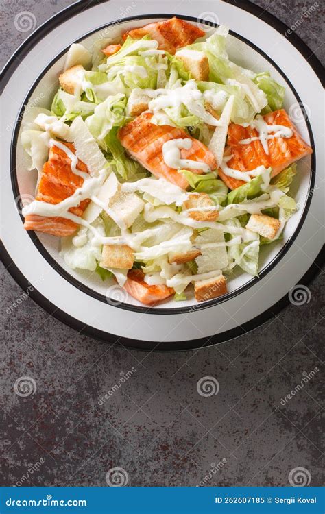 Ensalada De Cesar De Mariscos Con Salchicha De Salmonete Fresco A La Parrilla Y Parmesano