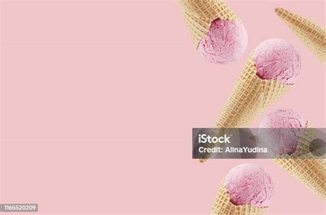 파스텔 핑크 배경에 장식 테두리로 선명한 와플 콘에 딸기 아이스크림 모의 복사 공간 가능성에 대한 스톡 사진 및 기타 이미지 가능성 가벼운 계절 Istock