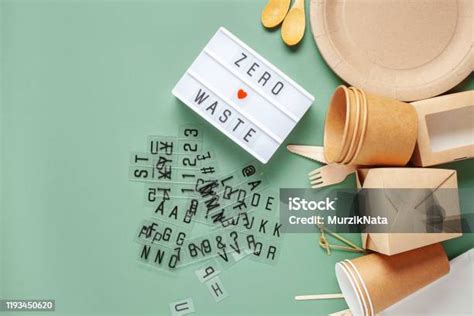 에코 공예 종이 식기 종이 컵 접시 가방 패스트 푸드 용기 및 색상 배경에 나무 칼 재활용 또는 폐기물 제로 개념 맨 위 보기 공간을 복사합니다 플랫 레이 파티에 대한 스톡