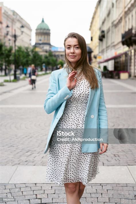 닫기 예쁜 금발의 젊은 여자와 주근깨 를 걷고 있는 동안 에 카메라 와 행복한 얼굴 표정 가을에 대한 스톡 사진 및 기타 이미지