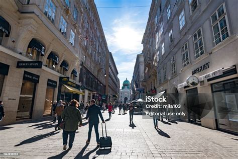 비엔나 오스트리아 비엔나 시내의 유명 브랜드 매장을 방문하고 쇼핑하는 관광객 Empire에 대한 스톡 사진 및 기타 이미지 Empire 갈고리 발톱 거리 Istock