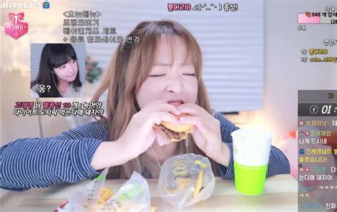 Cute Korean Streamer Mouth Stuffs A Burger Thisvid Com