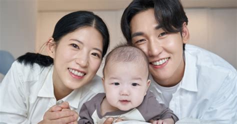 ‘사고쳤네 편견에도…‘어린 엄마는 “행복 육아 중”