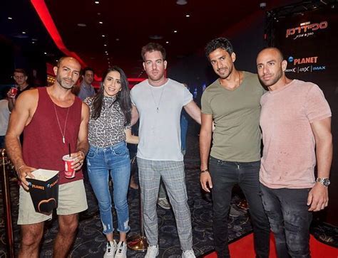 בפרצוף של יוגב בת אל לוי מתמזמזת עם הבחור החדש