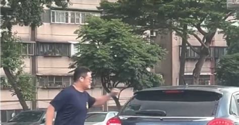 桃園男不滿前方車擋道「超派鐵拳」一敲擋風玻璃破了 下場出爐 社會 Ctwant