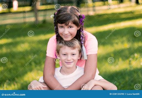 Broer En Zus Hebben Samen Plezier In Het Park Stock Foto Image Of Levensstijl Hebbend