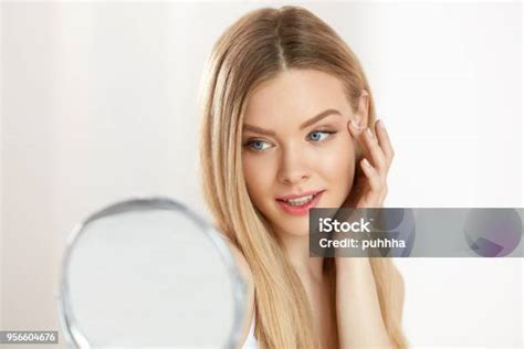 아름다움 얼굴 케어입니다 거울을 보고 하는 건강 한 피부를 가진 여자 거울에 대한 스톡 사진 및 기타 이미지 거울 건강한 생활방식 관능 Istock