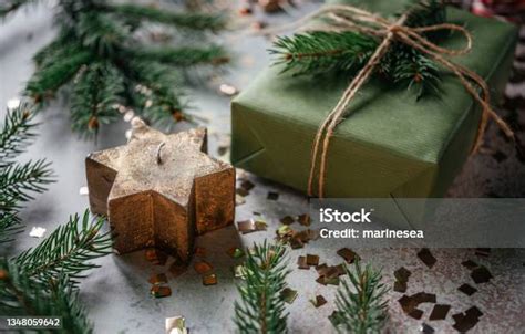 크리스마스 전나무 나뭇가지와 크래프트 종이에 싸여 선물 상자 크리스마스 별 모양의 촛불 크리스마스 장식 양초에 대한 스톡 사진 및 기타 이미지 크리스마스 장식 양초