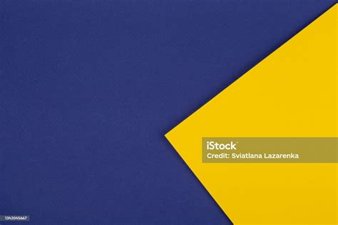 노란색 삼각형이 있는 파란색 배경입니다 파란색과 노란색 톤의 컬러 종이 기하학적 모양 0명에 대한 스톡 사진 및 기타 이미지 0명 개체 그룹 고체 Istock